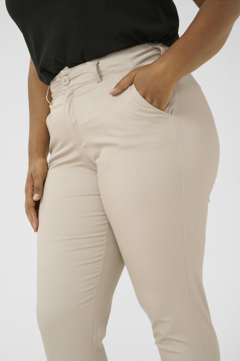 Kaffe Curve Leana Chinobukser 7/8 Lysegrå - MotleyDenim.no